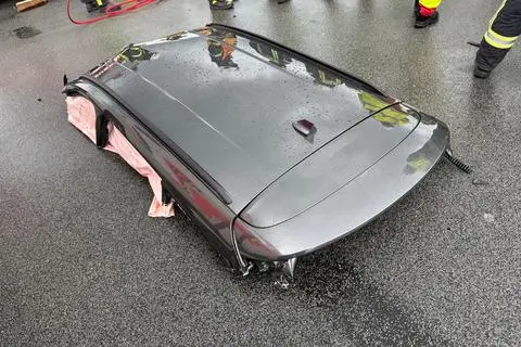 A45 bei Wetzlar: Ersthelfer kümmern sich um Verletzten